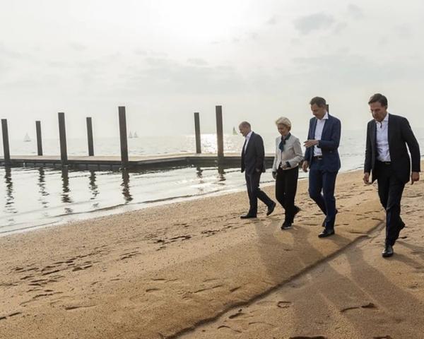 Turning the North Sea in one large green electricity and hydrogen hub